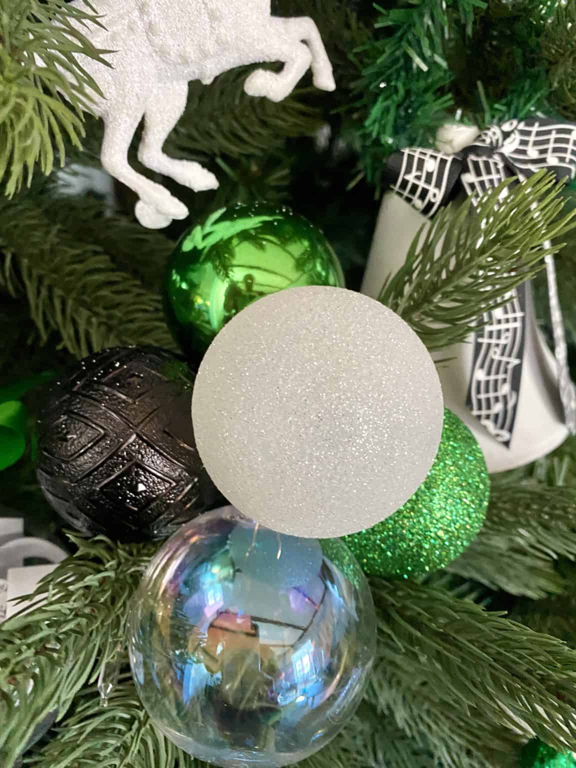 How to Create Cheerful Music Themed Christmas Decor (+DIY Ornaments ...