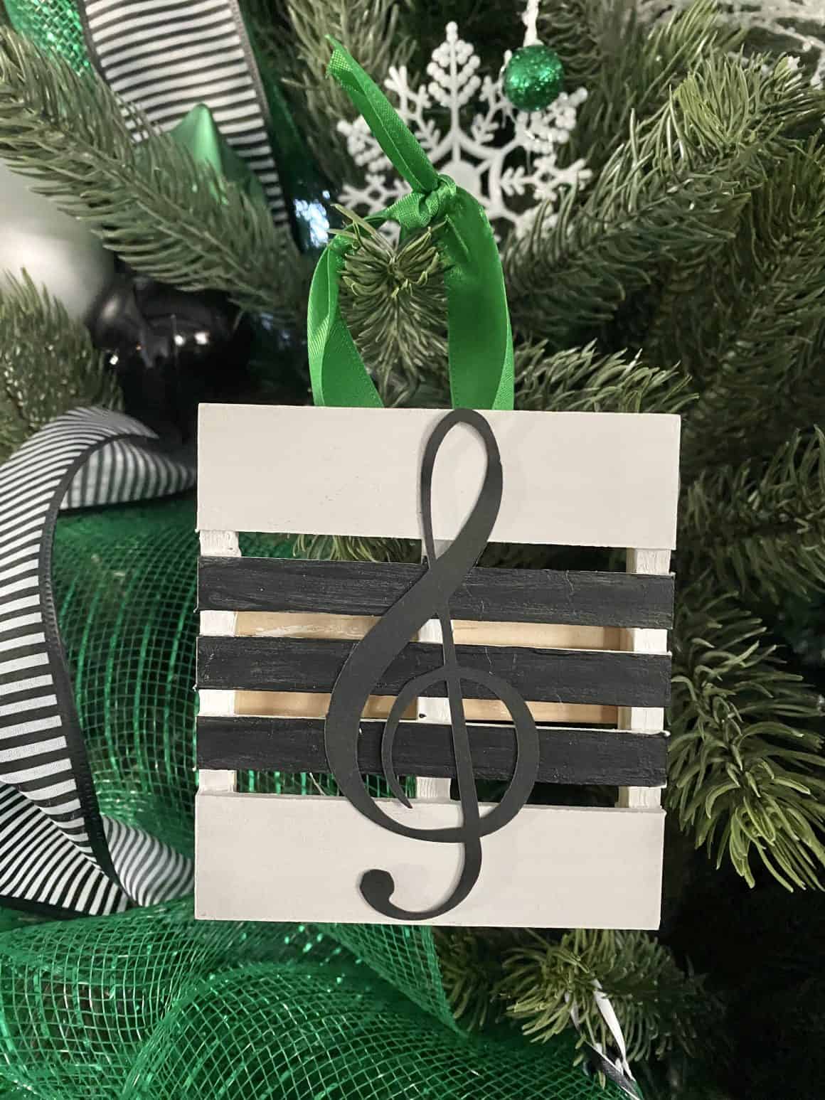 How to Create Cheerful Music Themed Christmas Decor (+DIY Ornaments ...