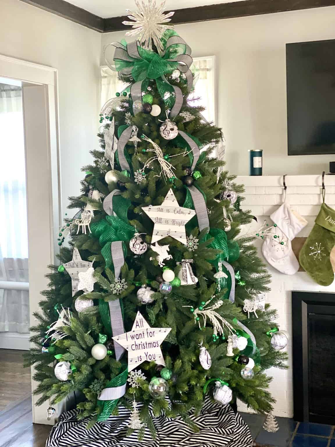 How to Create Cheerful Music Themed Christmas Decor (+DIY Ornaments ...